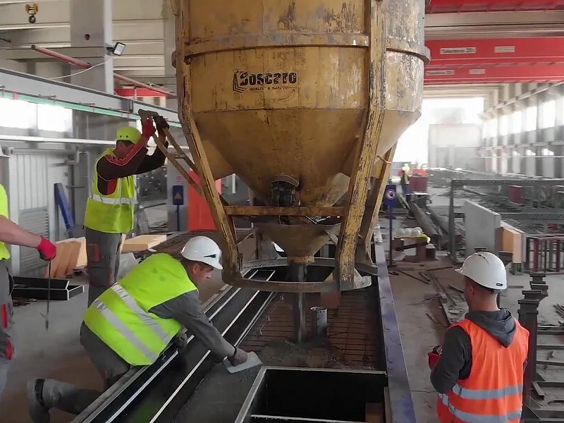 Heavy duty conical concrete bucket with rubber hose - Boscaro Italia